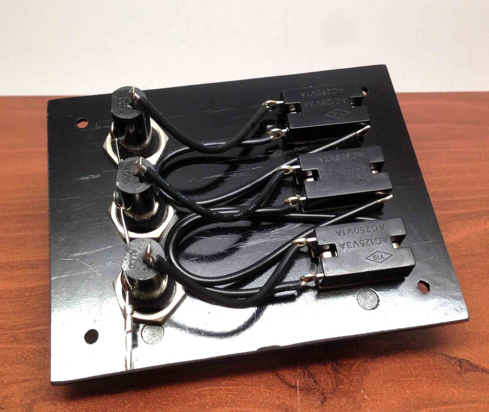 Pactrade Marine Boat 3 Gang Bakelite Plate Switch Panel with 5A Fuses